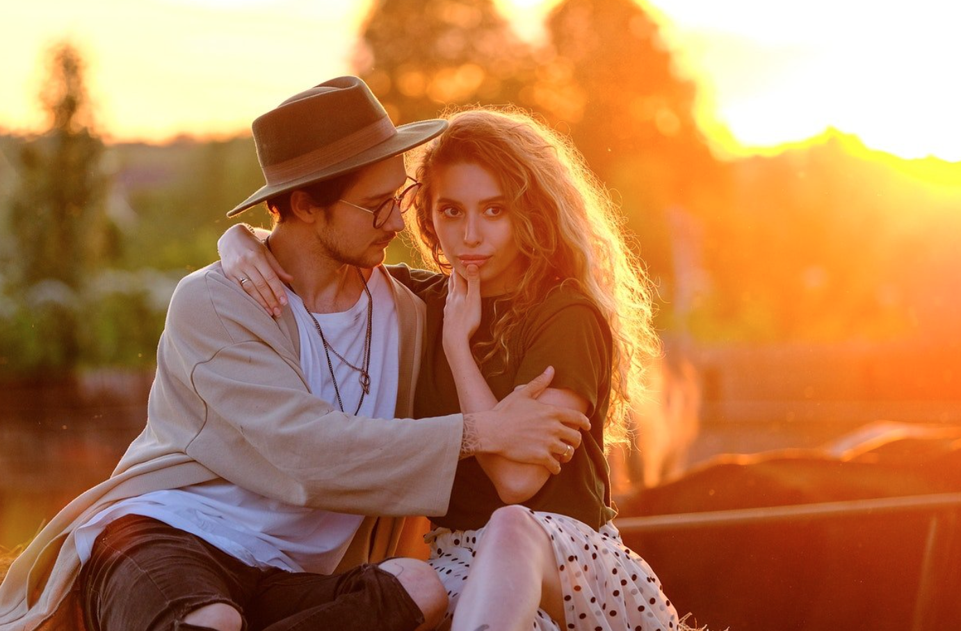 5 Signs our Partner is Emotionally Distant (& What to Do about It ...